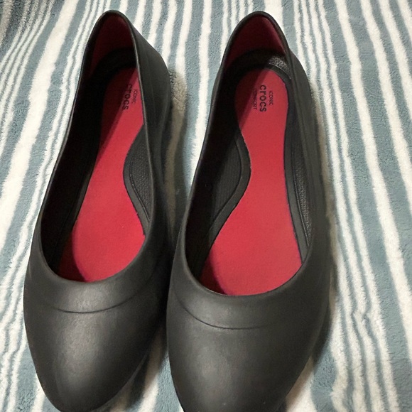 CROCS | Shoes | Crocs Black And Red Flats Sleek Minimalist Comfort ...